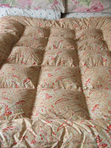 Vintage Eiderdown with Floral Paisley pattern